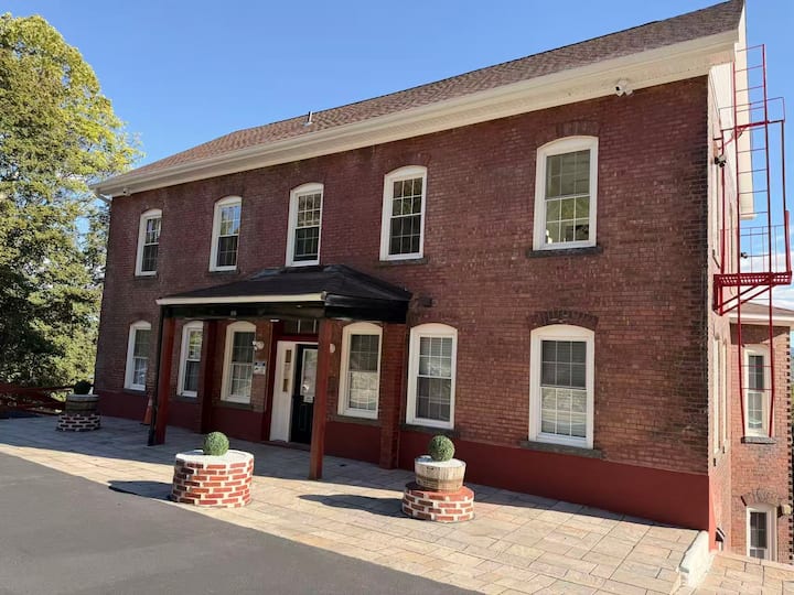Hudson Valley Top 10 Getaway (With River View) - Newburgh, NY