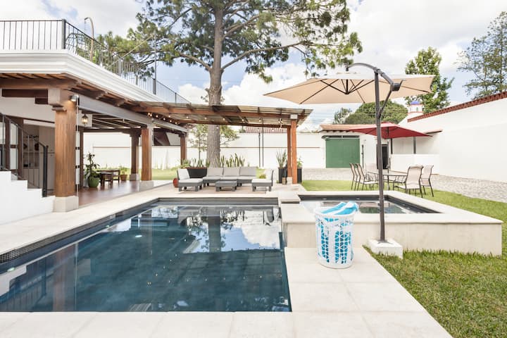 Villa Con Piscina, Jacuzzi Y Seis Habitaciones - Guatemala