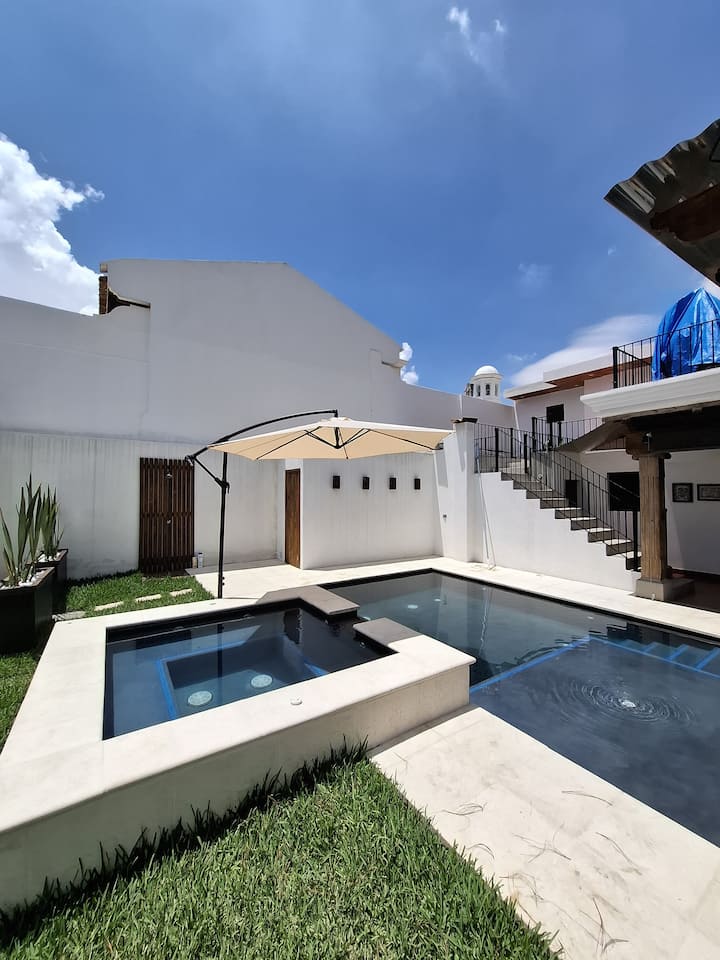 Mansión Con Piscina, Jacuzzi Y Seis Habitaciones - Guatemala