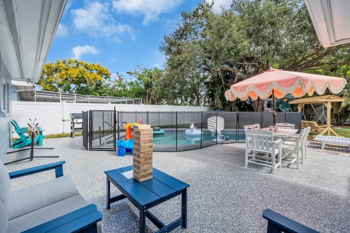 Coastal Retreat: Heated Saltwater Pool& Playground - Palm Harbor, FL