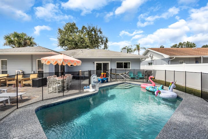 Coastal Retreat: Heated Saltwater Pool, Playground - Palm Harbor, FL