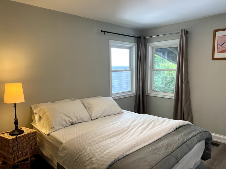 Cozy And Cheerful 2 Bedroom Home - オークビル