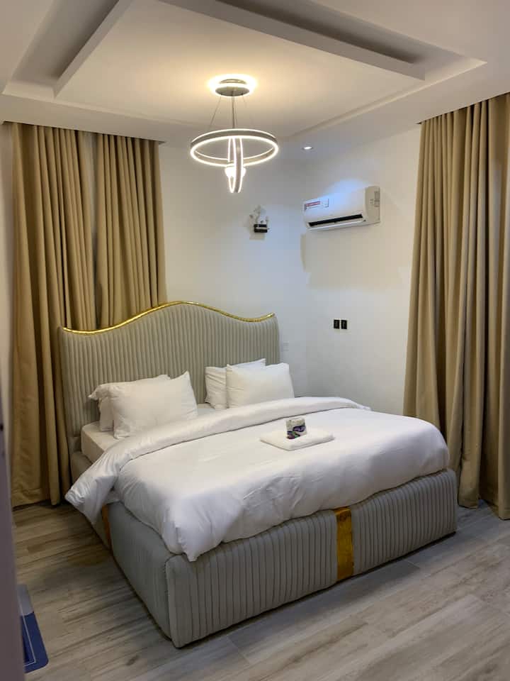 Luxury 3-bedroom Apartment Comfort Meets Style - 베닌시티
