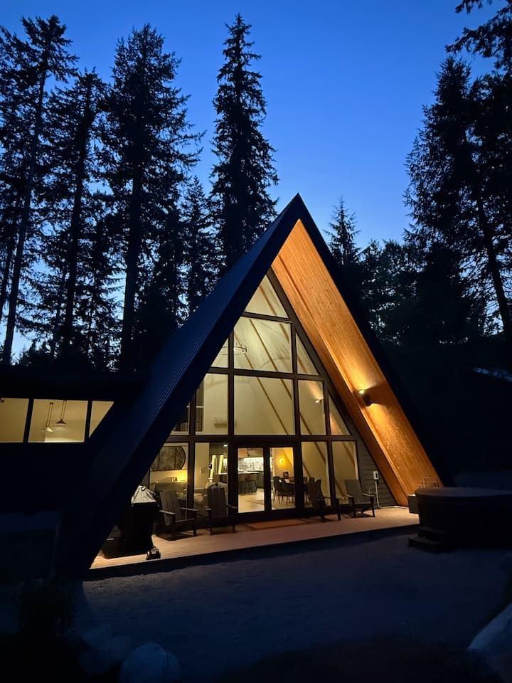 Brand New Luxury A-frame Slopehaus (Hot Tub) - Lost Lake, OR