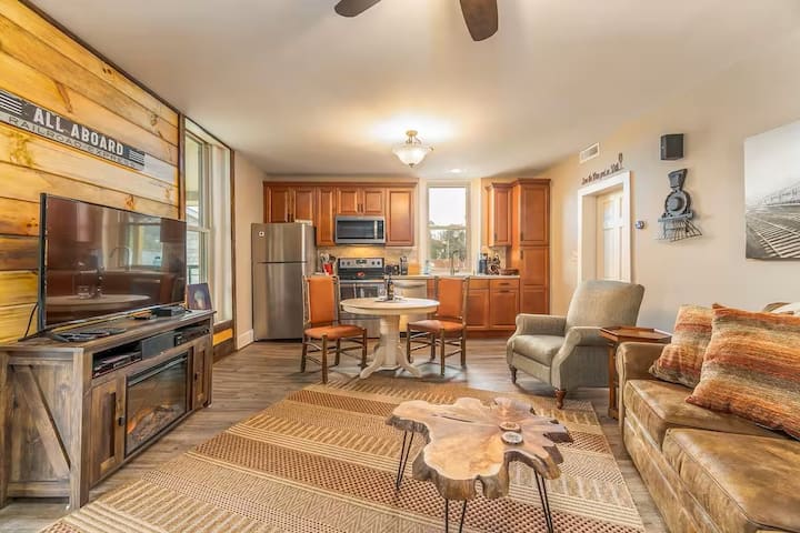 Stylish Downtown Loft: Restaurants • Shops • Train - Bryson City, NC