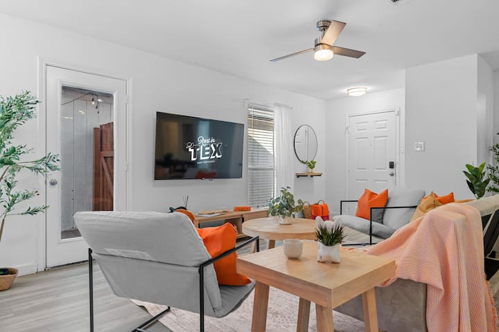 Modern Stay | Sleeps 8 | Coffee Bar & Backyard Fun - Leander, TX