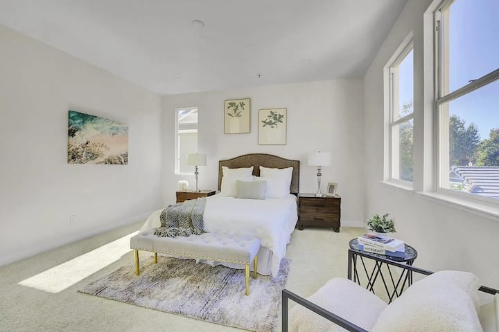 Beautiful House In Fields At Heart Of Brentwood - Brentwood, CA