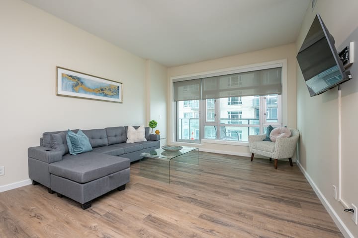 13th-floor City Views | 30+ Day Executive Rental - Calgary