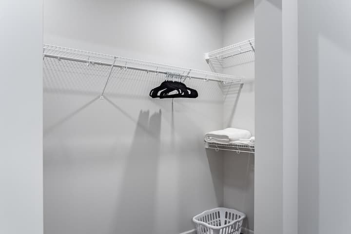 Landing | Stunning 2bd, Game Room, Pool - Wichita, KS