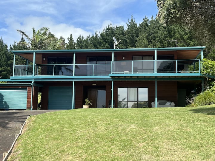 Beautiful Bach In Onemana + Ocean Views - Whangamatā