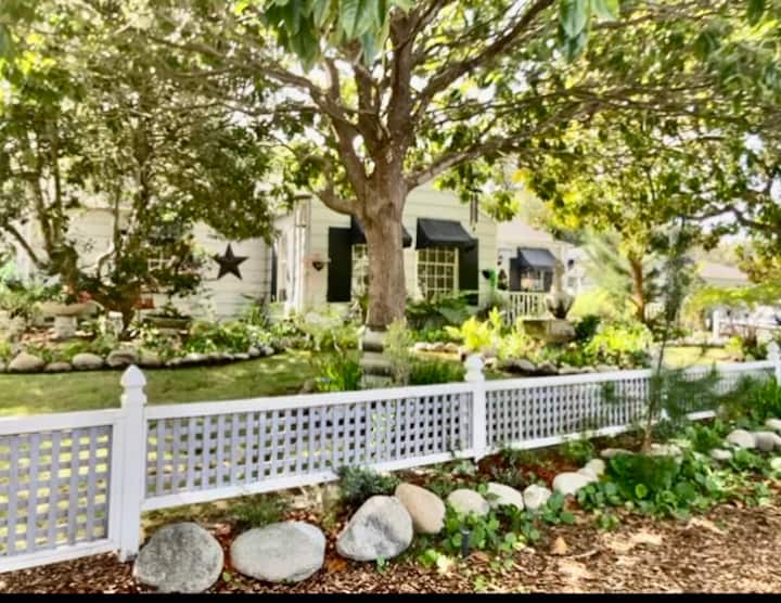 Central Monterey Vintage Cottage - Monterey, CA