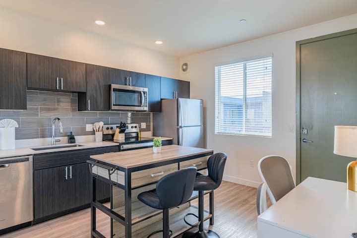 Bright Studio | Pool Access+gym+parking+laundry - Phoenix