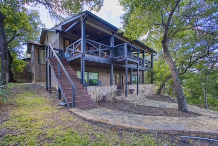 Treehouse-style Lakehouse ~Private Dock ~Sleeps 12 - Lake Brownwood, TX