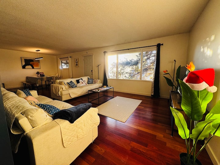 温馨四卧之家 · 免费停车 · 5分钟达西埃德蒙顿购物中心 - Edmonton