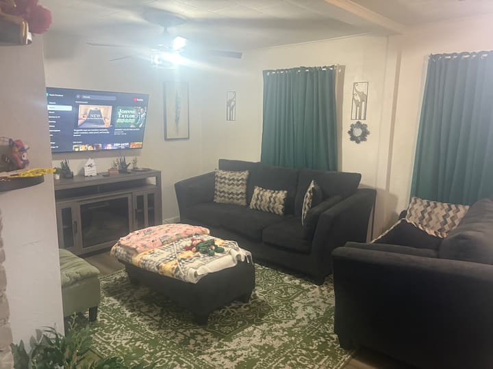 Cozy One-bedroom House W/ Driveway & Wi-fi - Milwaukee