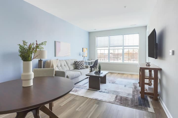 Landing | Stylish 2bd, Gym, Clubhouse - Somerville