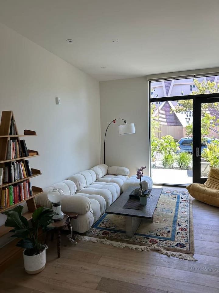 Garden Loft With Light And Vintage Furnitures - Palo Alto, CA
