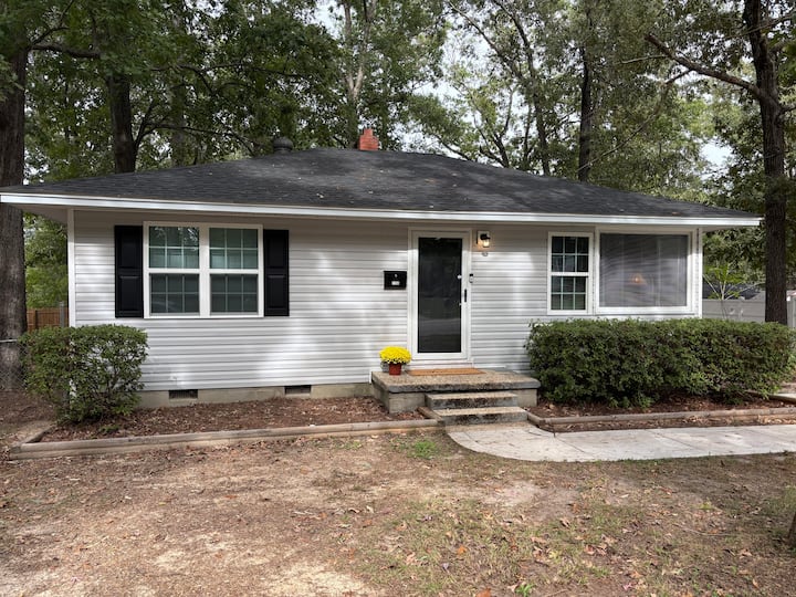 Comfy Cottage In The Heart Of Fayetteville - 페이엣빌