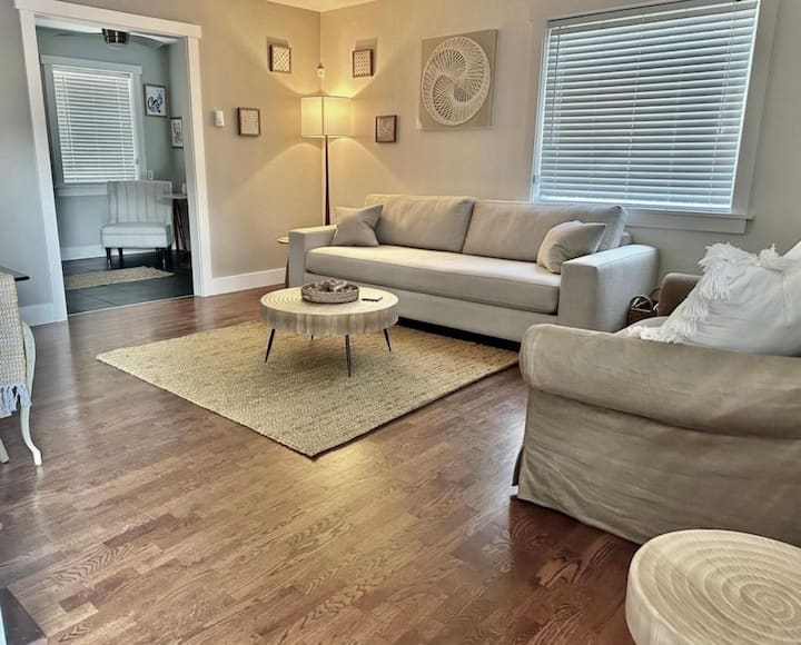 Stadium District Charm - Walkable Condo With Deck - Tacoma, WA