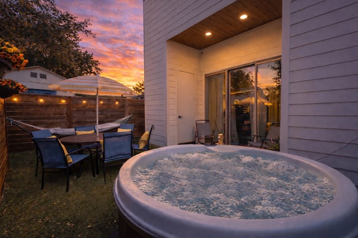 Sleeps 12! Hot Tub & Game Room Near Downtown! - Dallas, TX