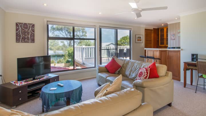 Gerroa Beach Retreat,
Spacious Family Getaway - Gerringong
