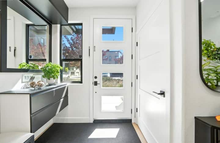 Bright + Modern Hideout - Hayward, CA