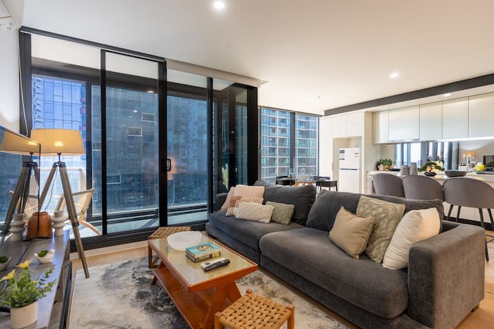 Luxe Cbd 3br Apt | Pool, Balcony & Free Parking - Melbourne