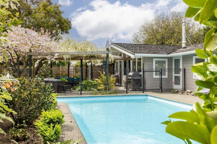 Tranquil Family Home. Pool & Walk To The Village - Hastings