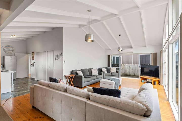 Sunny Coastal Retreat - Prime Location! - Whangamatā