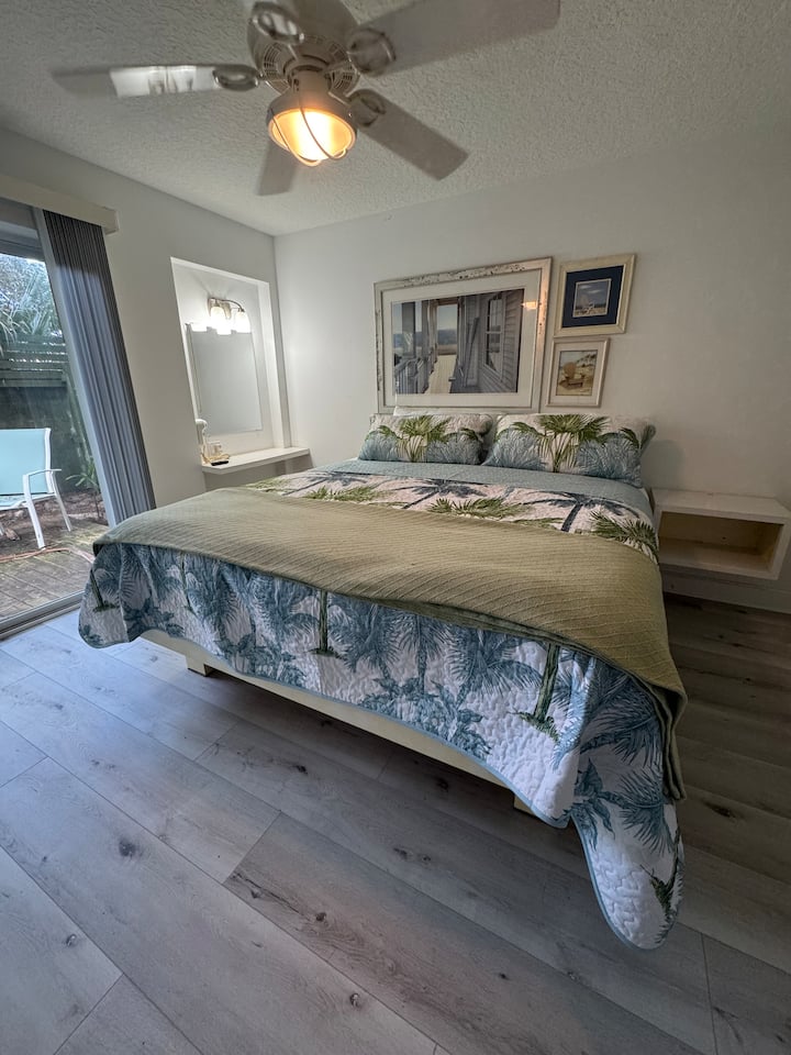 Lovely 2/1 W/ Pool, Beach, Gardens And Surfing - Cocoa Beach, FL