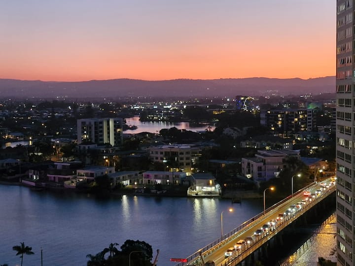 Awesome Views - River, Hinterland, Ocean & Skyline - Surfers Paradise