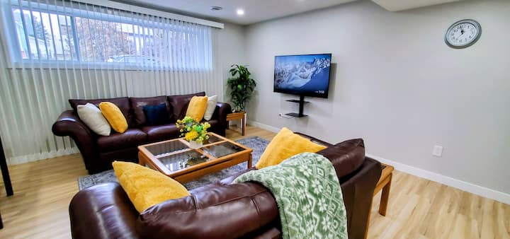 Bright & Quiet 2br | Private Entry | 14m To Yyc/dt - Calgary