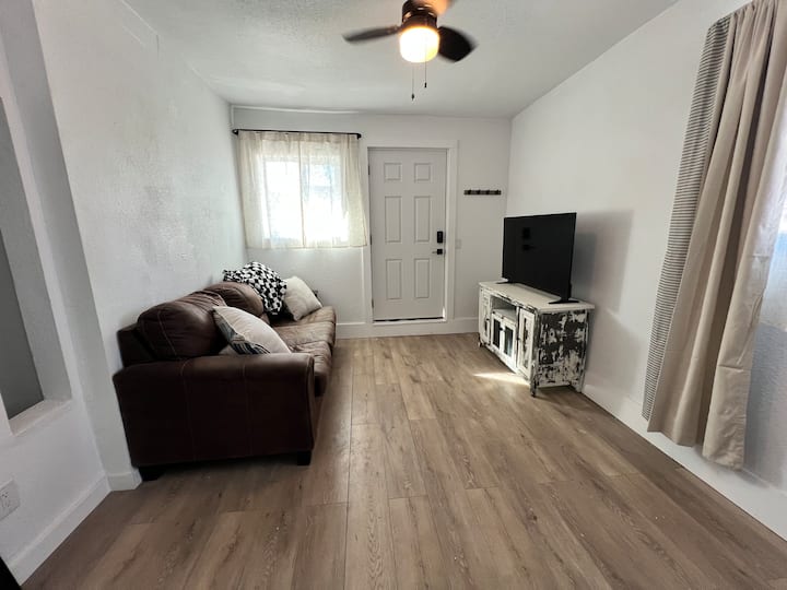 The Desert Oasis-poolside Paradise, 1bdrm Villa. - Lancaster, CA