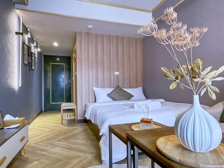 [有窗]Textured Double Room | Near Mrt Ximen 812 - Taipei