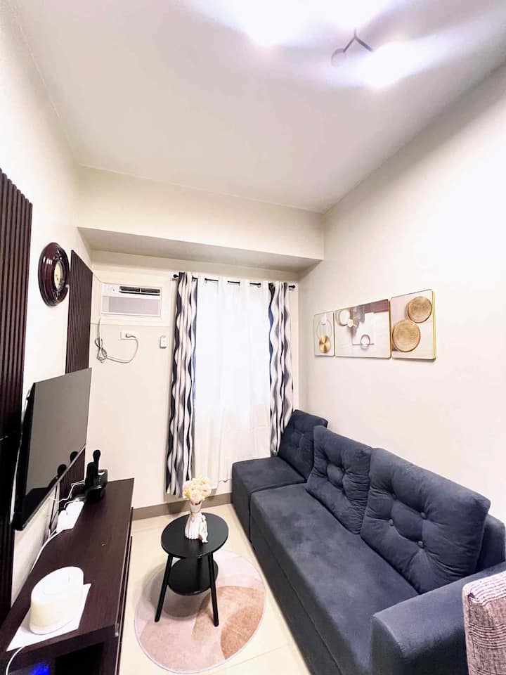 2 Bedroom Charm Residences | Netflix | Wifi |Quiet - Marikina