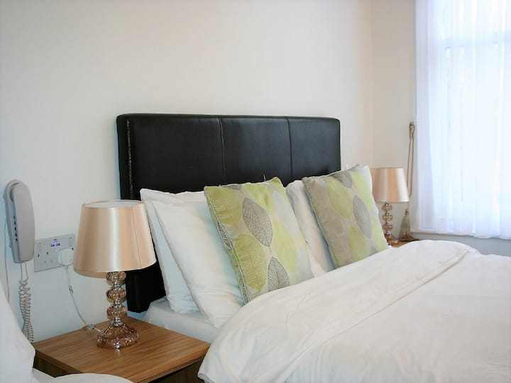 Hotel Double Room, Breakfast & Parking - Southend-on-Sea