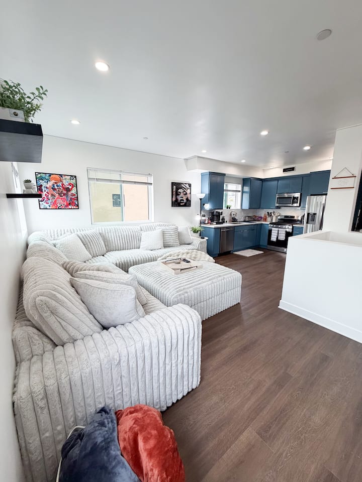 The Lorena Lounge - Los Angeles, CA