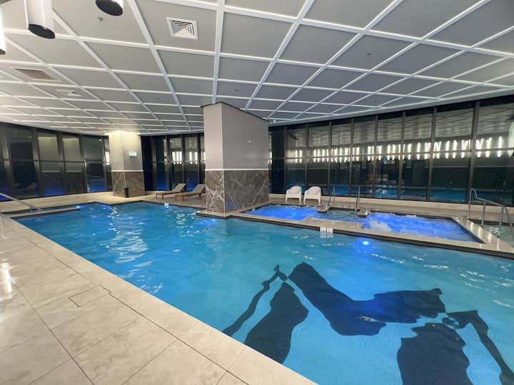 Sky High Beachfront Escape L63 Luxury Pool & Sauna - Surfers Paradise