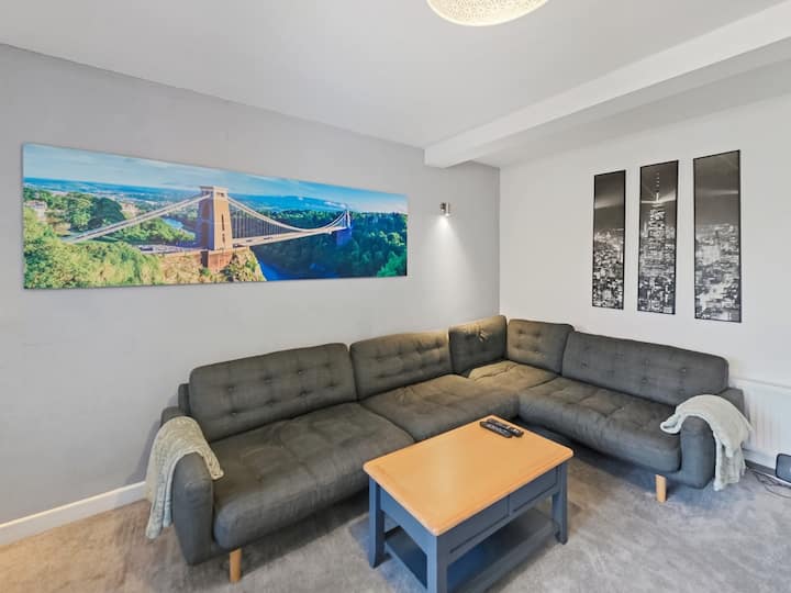 Spacious Flat 4 Bedrooms Sleeps 9 - Bristol