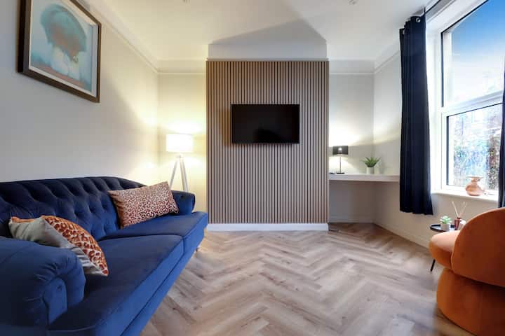 Comfy, Cosy, Cottage - 2 Mins From Hri - Huddersfield