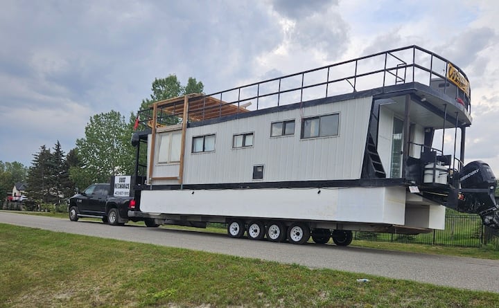 Houseboat Haven - Sylvan Lake, AB