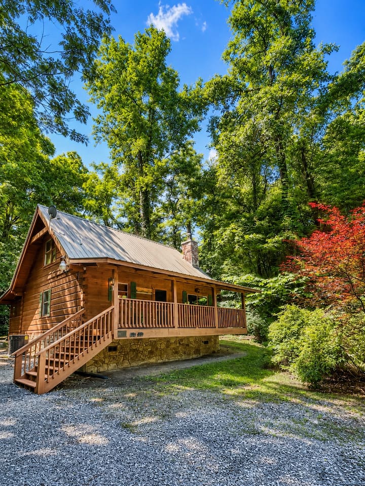 Hot Tub + Theater | 2 Mi To Pkwy | Sleeps 4 - Sevierville, TN