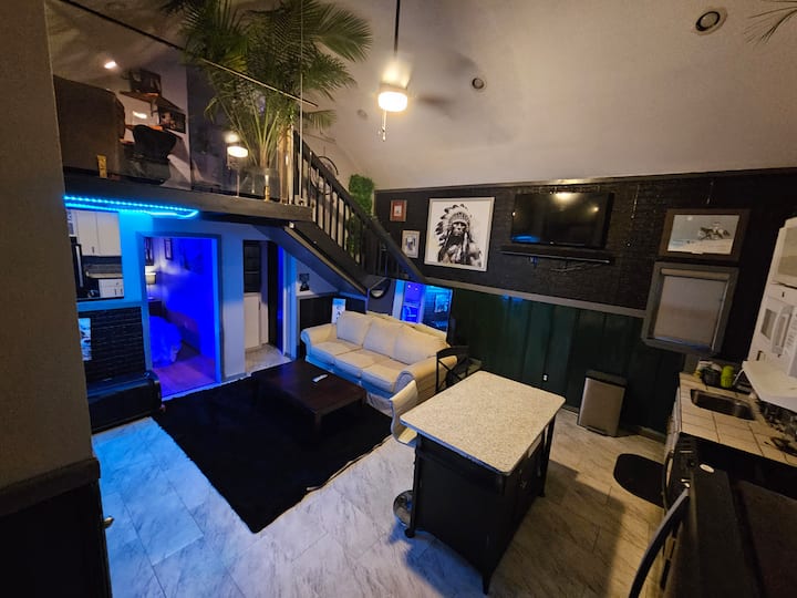 The Georgetown Loft: A Moody & Modern Retreat! - Georgetown, TX