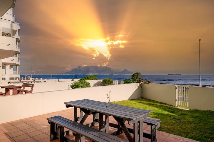 Beachfront Apartment - Amazing Sea Views & Garden - Parklands