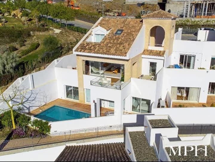Modern Villa With Breathtaking Views - Benalmádena