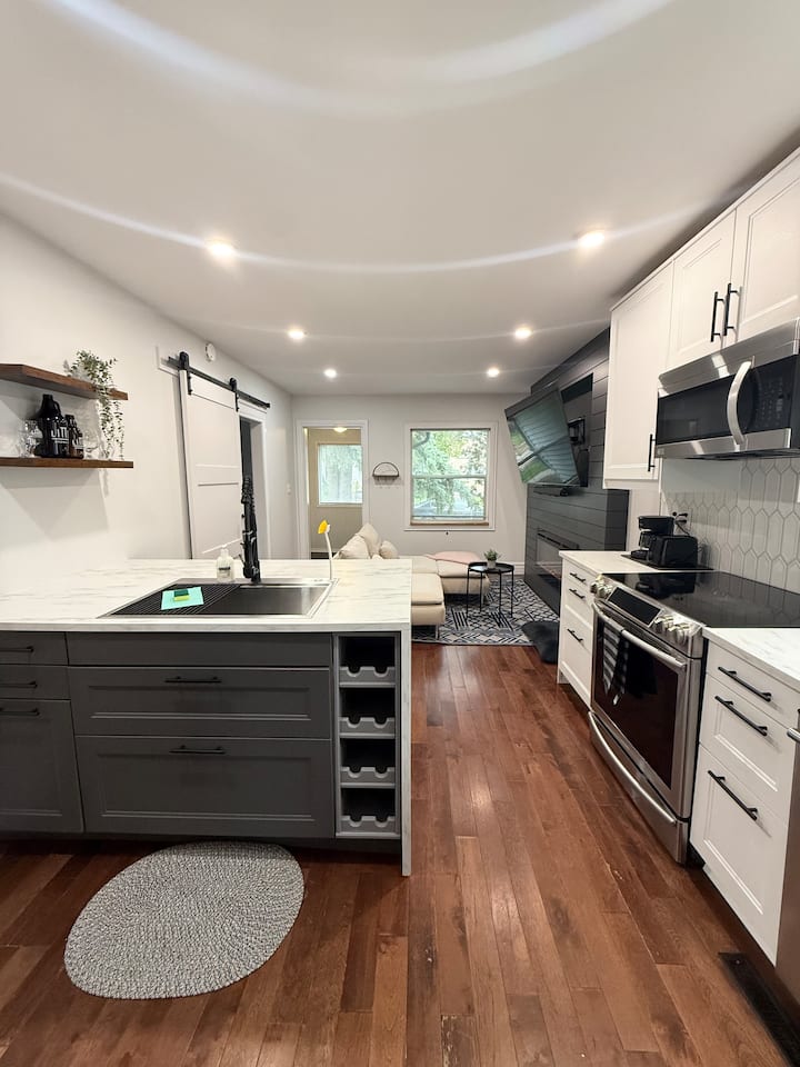 Modern 1-bedroom Getaway Near The Forks & St.b - Winnipeg