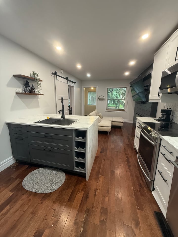 Modern 1-bedroom Getaway Near The Forks & St.b - Winnipeg