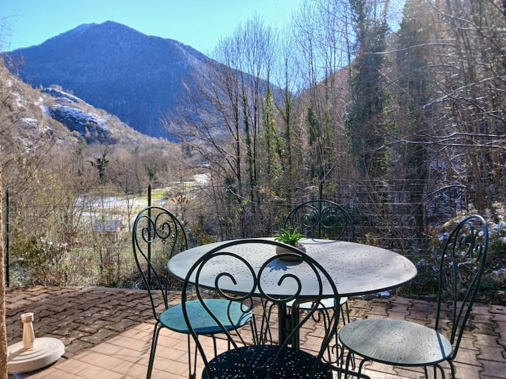 Luchon, T2 Rez-de-jardin Et Jolie Vue Montagne - Les