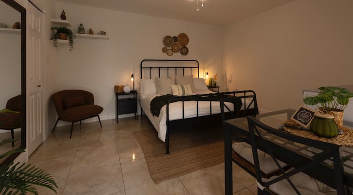 Tropicana Breeze Retreat - Miramar, FL