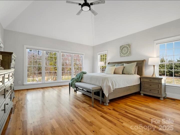 Serene Master Retreat • King Bed + Spa Bath - Lake Wylie, SC